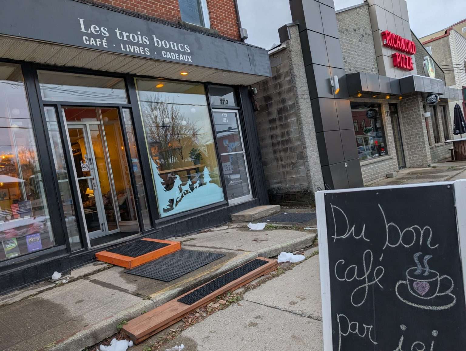 Les Trois Boucs : Café, livres et achat local ! - Le Val-Ouest